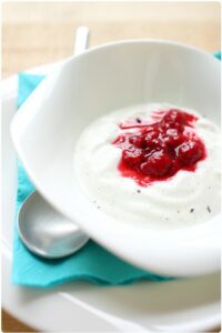 Sablés à la vanille et leur puits de fruits rouges - chefNini