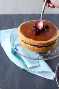 Gâteau léger au caramel et aux fruits rouges - chefNini