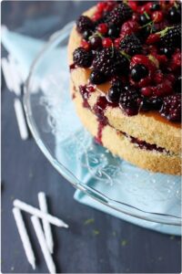 Gâteau léger au caramel et aux fruits rouges - chefNini