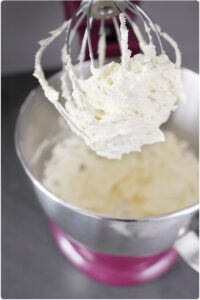 Gâteau à la crème mousseline vanille et fruits rouges - chefNini