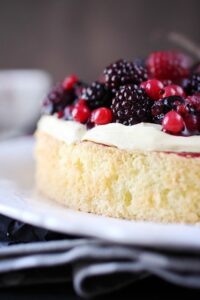 Gâteau à la crème mousseline vanille et fruits rouges - chefNini