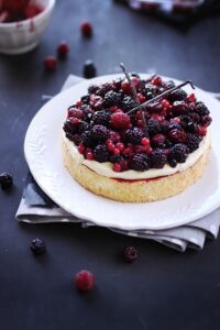 Gâteau à la crème mousseline vanille et fruits rouges - chefNini