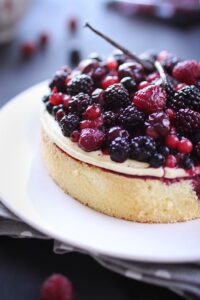 Gâteau à la crème mousseline vanille et fruits rouges - chefNini