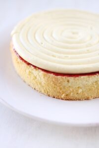Gâteau à la crème mousseline vanille et fruits rouges - chefNini