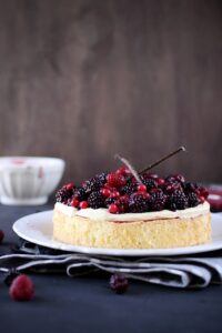 Gâteau à la crème mousseline vanille et fruits rouges - chefNini