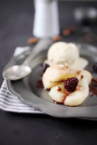 Poires à la vapeur de thé, sirop de fruits rouges au vinaigre ...