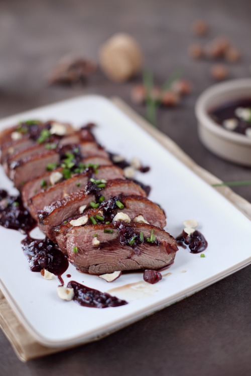 Magret de canard au vin rouge, échalote, noisette et moutarde - chefNini